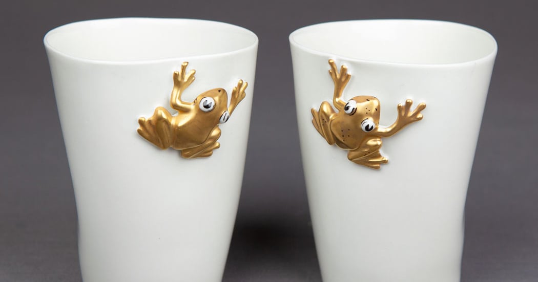 Porzellanbecher mit Goldfrosch - Porzellan mit Frosch - Shop | ADAM ...