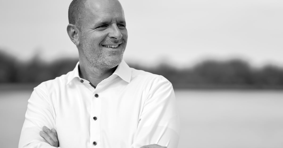 English | Daniel Hiller