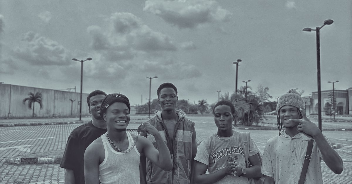 About Us | Dee Bonds