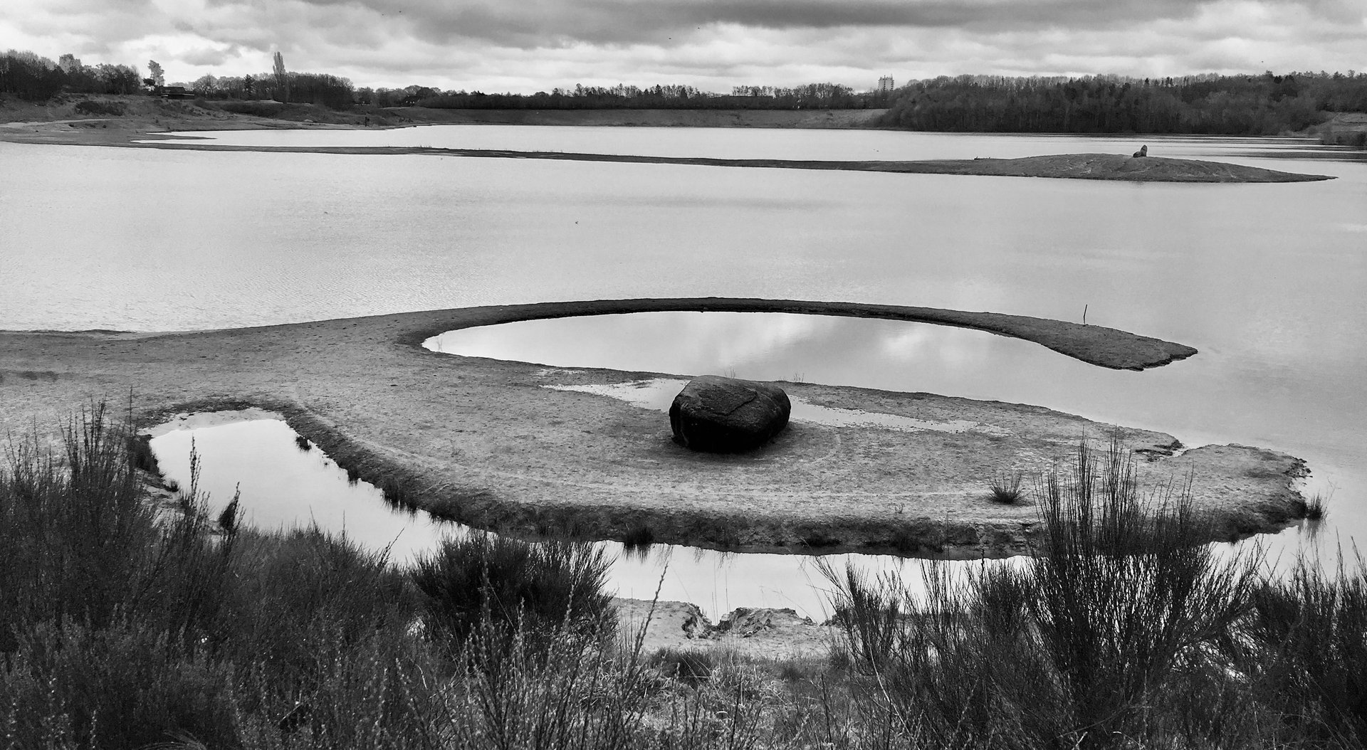 robert smithson broken circle